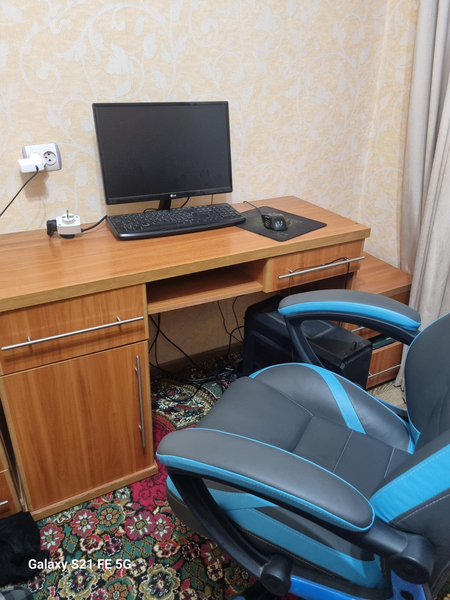 Компютер(игровая мышка, экран, клавиатура), стол, кресло