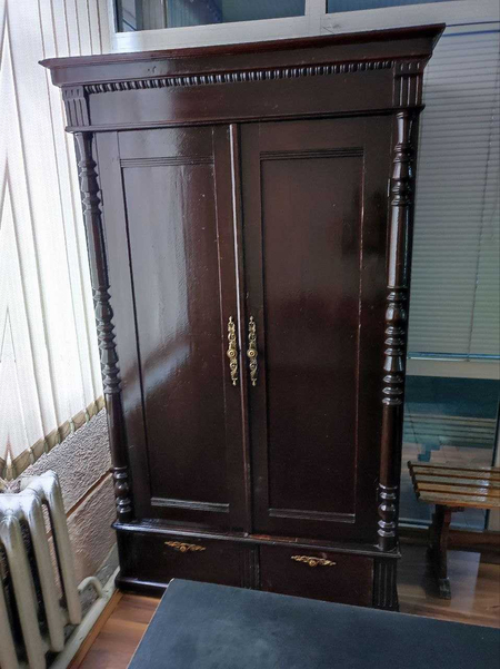 Шкаф для одежды старинный