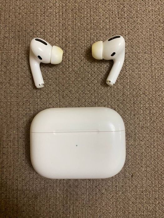 Apple AirPods Pro + коробка, чехол (состояние 4+)