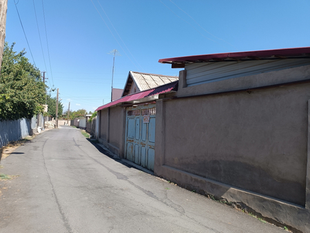 Hovli sotiladi/Продается участок