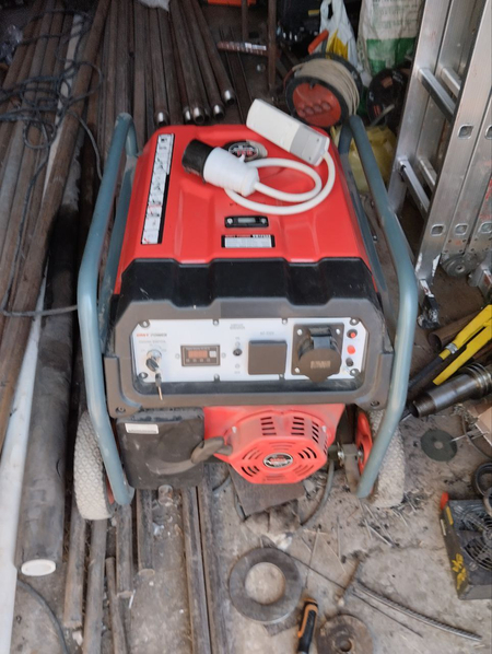Продам срочно Генератор 6500W (бензин)