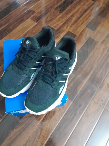 Adidas. Кроссовки женские.