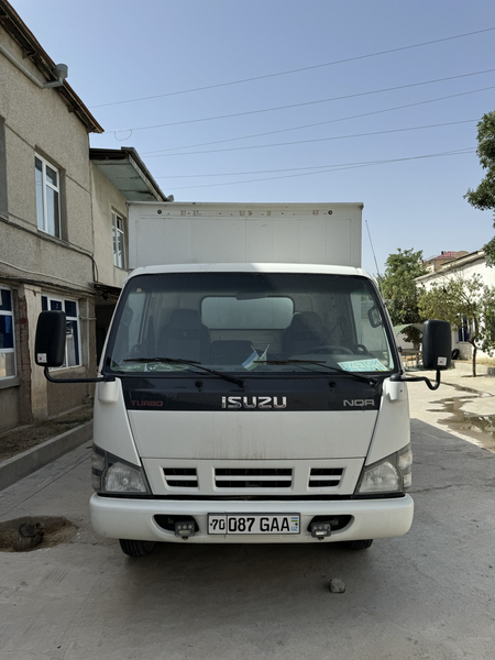 Isuzu 5Tn holati yahshi 2010 yil