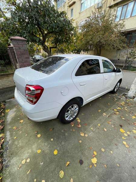 Chevrolet Cobalt 2024 белого цвета