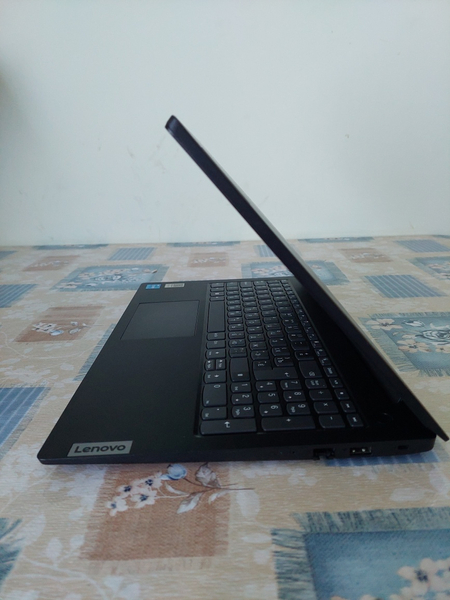 CPU: Intel i3-1115G4 3.0GHz.  RAM: 4GB.  Storage:  256GB SSD.   GPU: I