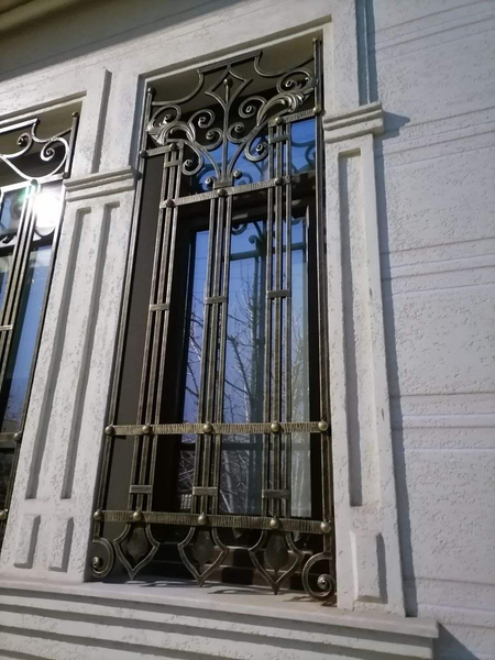 Аккуратно изготавливаем и устанавливаем металлические решетки, огражде