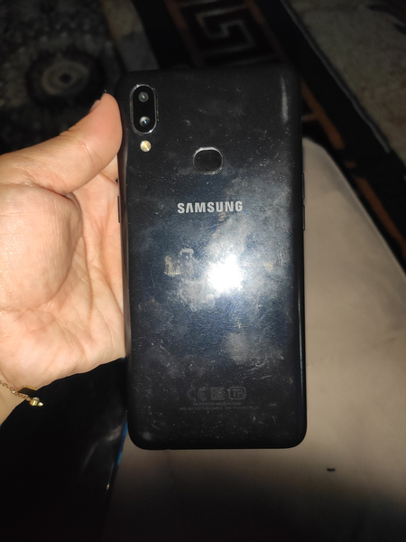 Samsung A10 ekranida problemasi bor