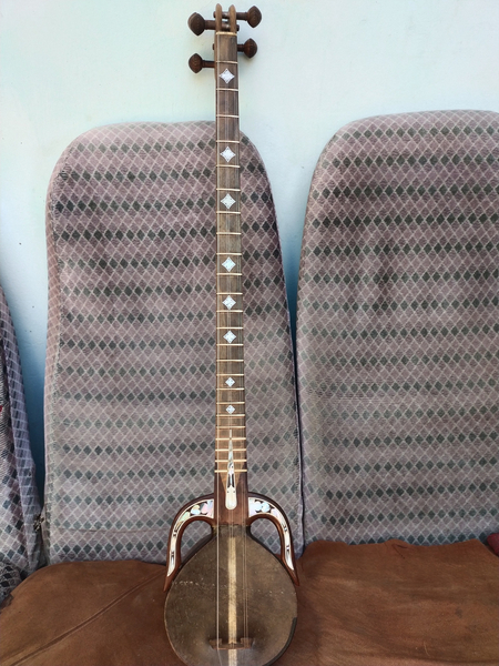 Qashqar rubobi sotiladi