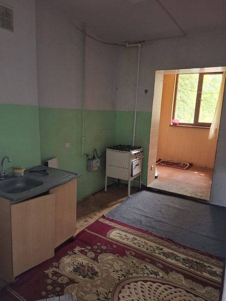 Срочно продаётся 2 х комнатная квартира кирпичный дом на 2 этаже