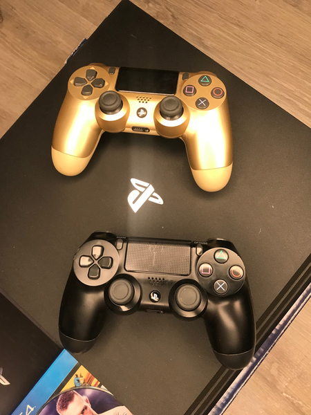 PlayStation 4 pro 1 терабайт с 2 джойстиками в идеале