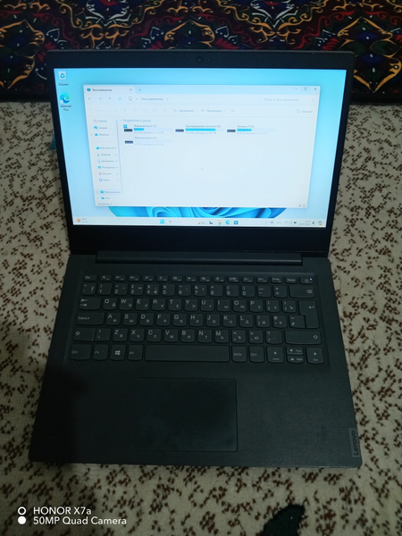 Lenovo v14 noutbuk