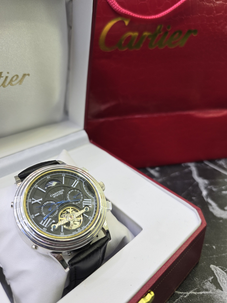 Продам наручные часы Cartier из белого золота в крупном диаметре.