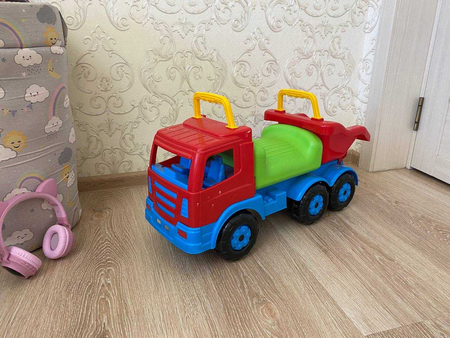 Детские игрушки. Грузовик для катания и конструктор.