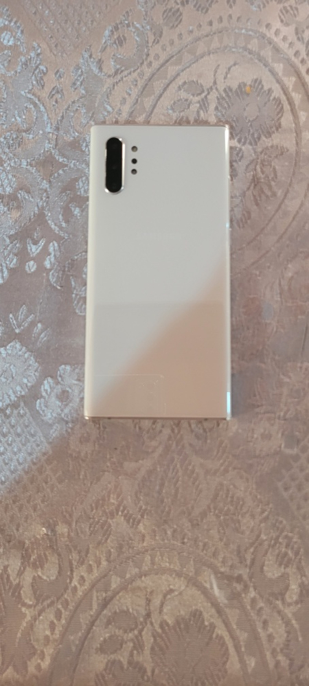 Samsung Galaxy Note 10+5G 12/256gb сотилади айби йўқ аёл киши тутган