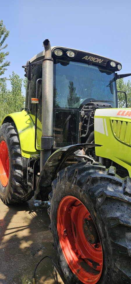 Traktor sotiladi