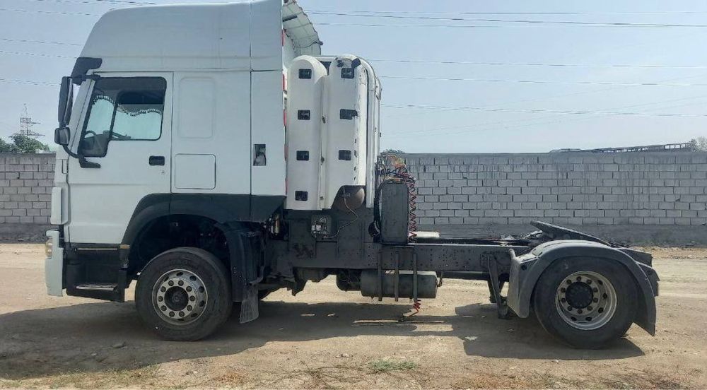 Тягач А6 sinotruk 2017 йил срочно сотилади