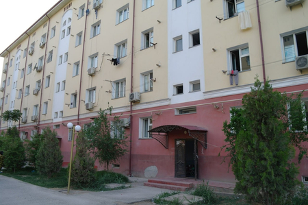 283/24-санлы уй 27-мкр да 3-этажда 2 ханалы 46 кв.м болган уй сатылады