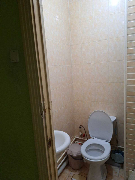 Медгородок 3 хонали квартира сотилади.