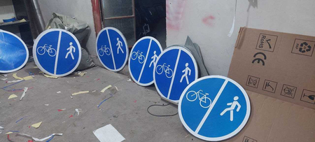 Дорожные знаки в ассортименте