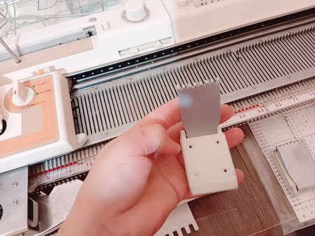 Продам срочно вязальную машинку. Brother KH 871