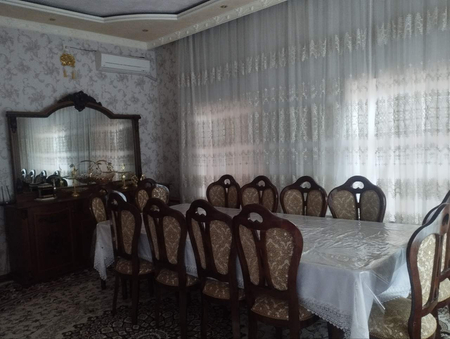 Стол и стулья для гостиной