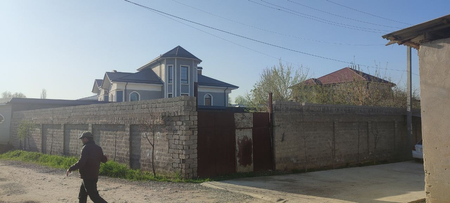 Срочно продается в элитной европейской махалле земля 5.5 соток, углова