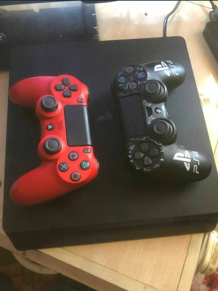 Playstation 4 slim 1Tb.