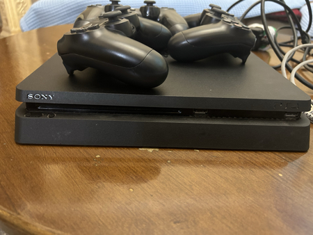 PlayStation 4 Slim + 20 игр официально куплены можно играть онлайн