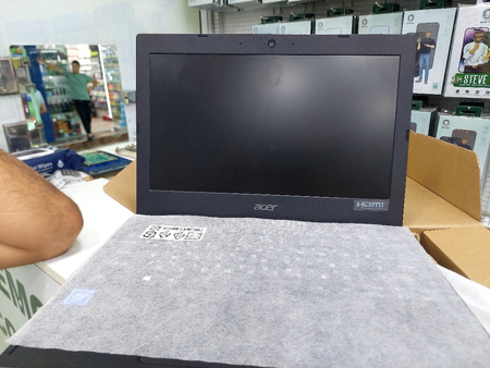 Netbook acer holati juda alo