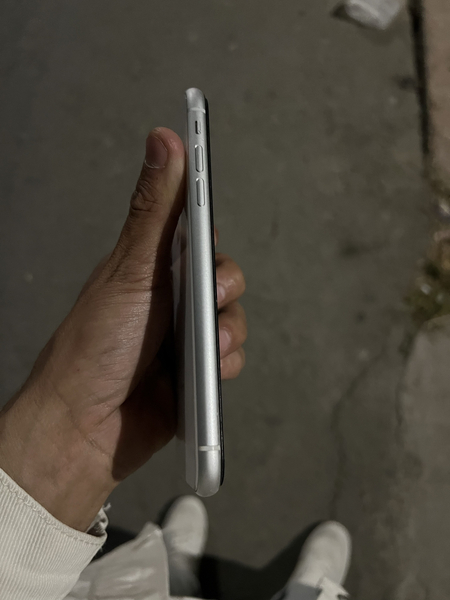 Iphone xr rangi oq ideal usiliniy qoyilgan 64gb kar dok bor 100% real