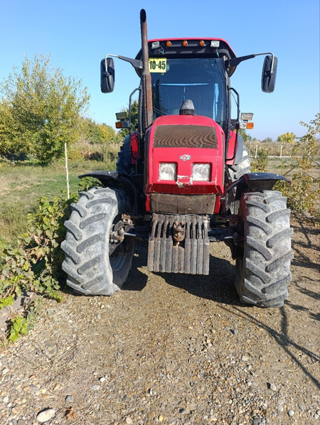 Belarus traktor  sotiladi