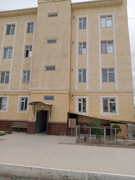 Урганч туман карман махалласи 4 кават 2 каватида 2 хонали 2кв янги дом