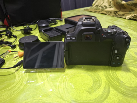 Canon 250D sotiladi