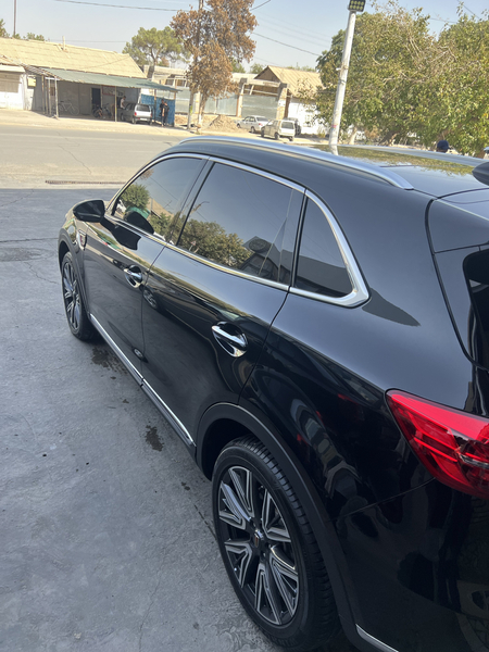 hongqi hs5 sotiladi