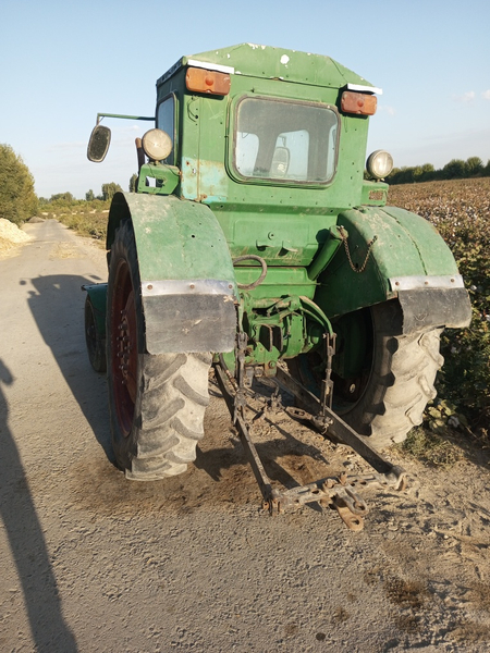 T40 traktor sotiladi