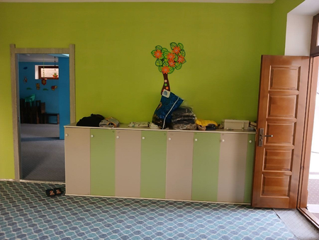 4 Dona 4 etajlik kravat va 20 Dona stol stul va bolalar shkafi