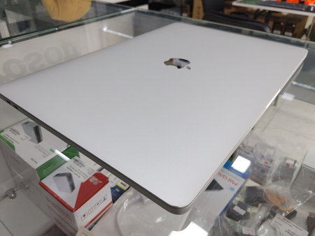 Macbook Pro A1990 машина для монтаж и программиста