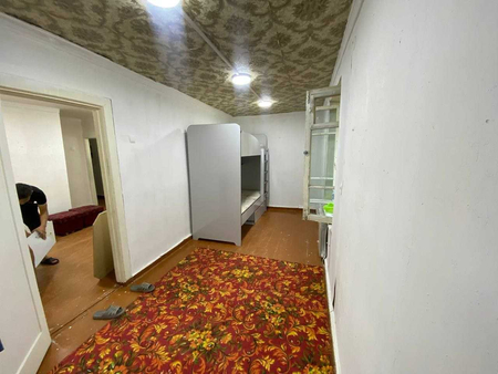 м.Ойбек 2-комнатная 2/2 42 м² чистая обстановка