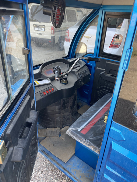 4 eshiklik kabina elektromotoroller