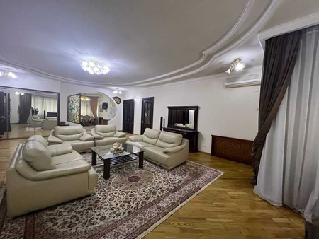 Rent apartment in center 4 room Shaxrisabz street metro Oybek