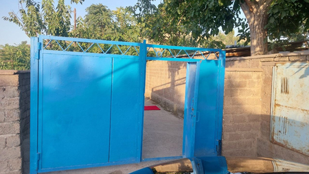 Olmaliq shahar Stariy bazar hududida joylashgan katta hovli sotiladi