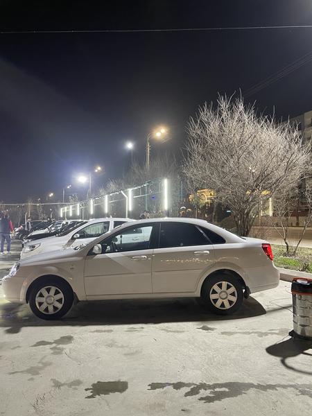 Lacetti 2010 sotiladi