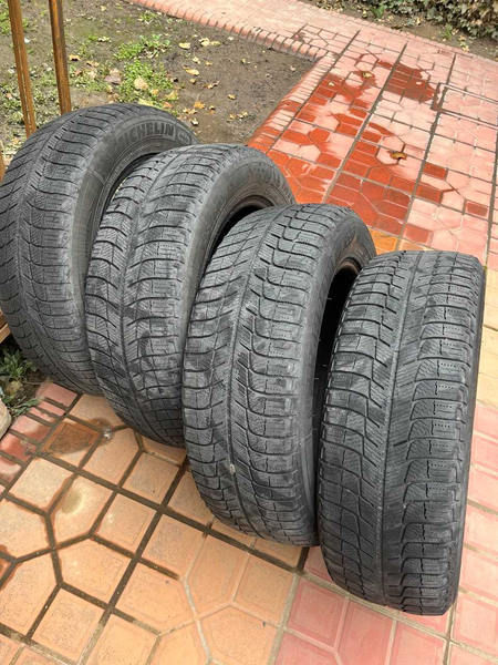 Продаются б/у зимние шины «Michelin» «X-ice» размер 195/60R15.