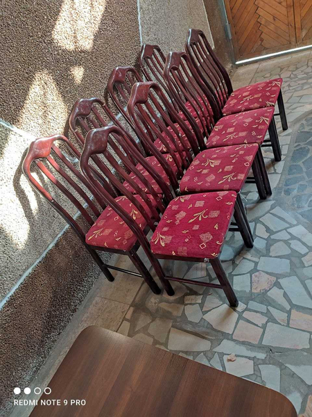 Cтулья с столом гостинной комнаты