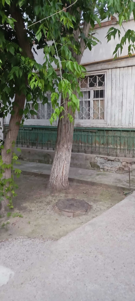 Продается двух комнатная квартира город ахангаран в центре города