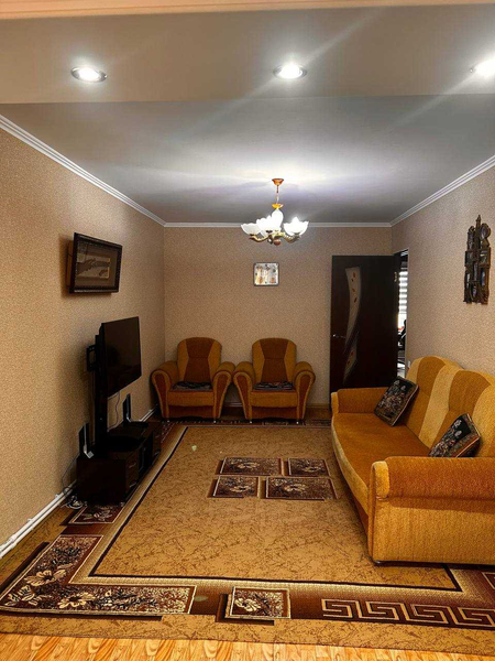 Продаю 3/4/5 г. Чирчик, ориентир 2-я школа.