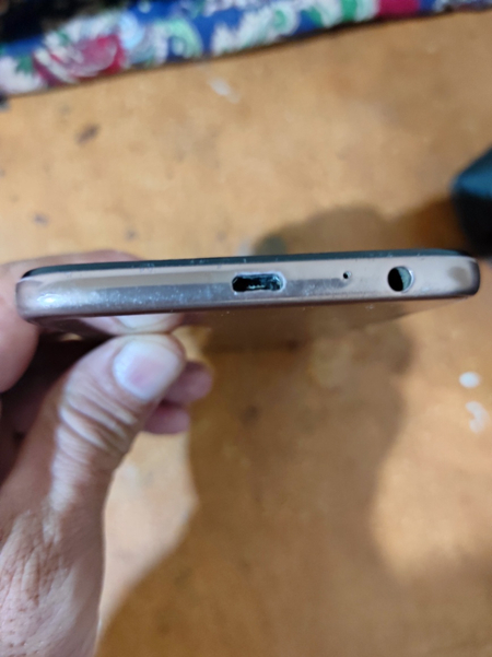 Samsung j4 plus сотилади.