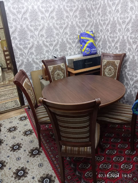 Срочно продам стол и 5 стульев