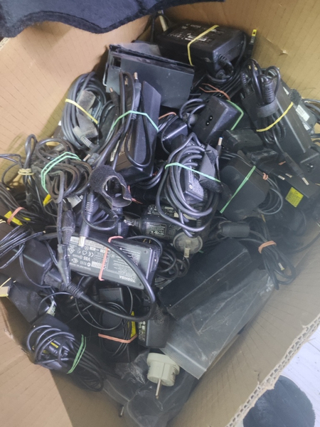 Продам б/у зарядчик для ноутбуков и прочее наминалов целую коробку.