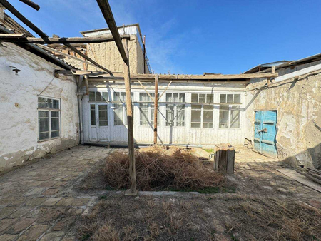 Tayyor 2.5 sotiqli hovli sotiladi.
